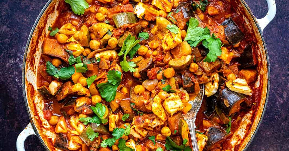 Hearty vegetable curry with chickpeas, aubergines and halloumi Recipe ...