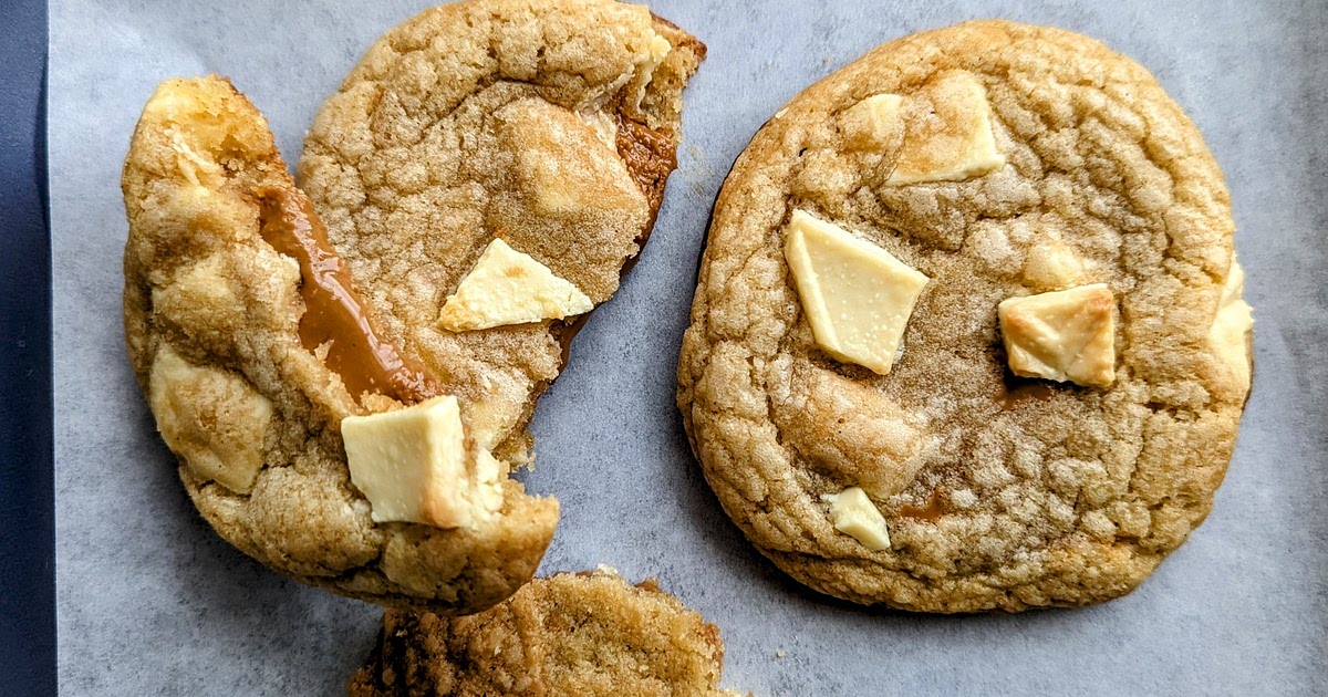 Cookie butter stuffed white chocolate cookies Recipe | Samsung Food App