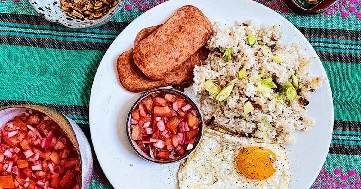 Spamsilog with sawsawan (Spam and fried garlic rice with vinegar sauce ...