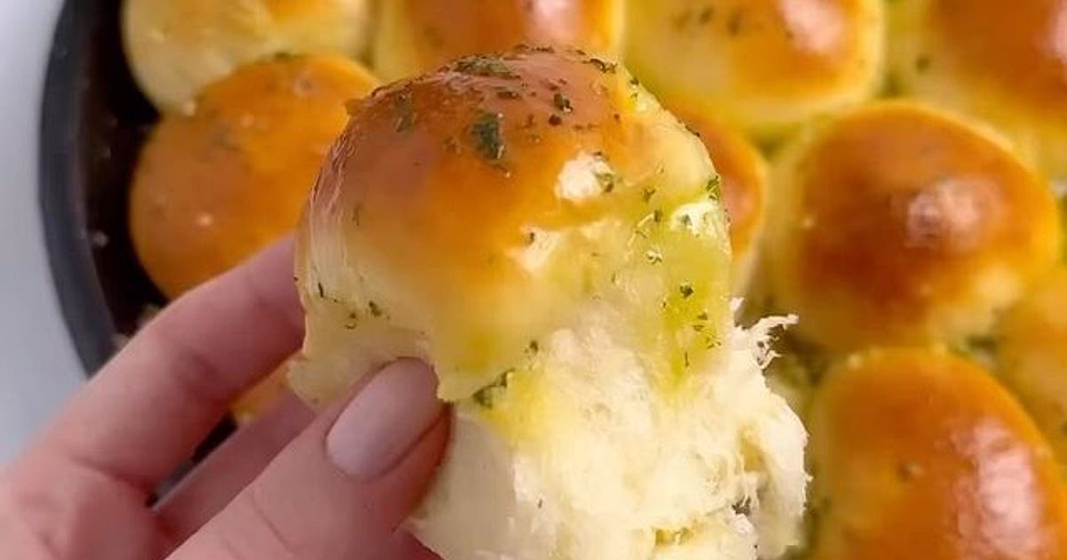 Cheesy Garlic Bread Bites!! 😍🧀🧄 ⁣⁣⁣Recipe below!! 🙏🏾 ️ EAT OR PASS ...