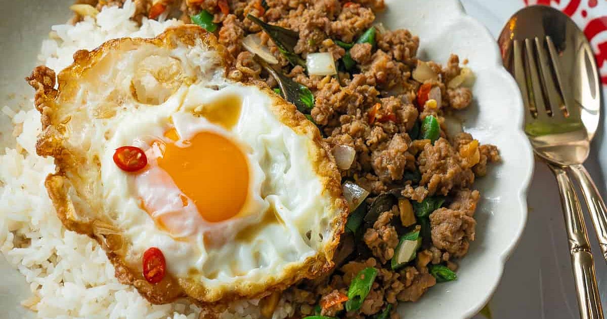 Pad Kra Pao (Pad Gaprao) Chicken Stir-Fry with Holy Basil Recipe ...